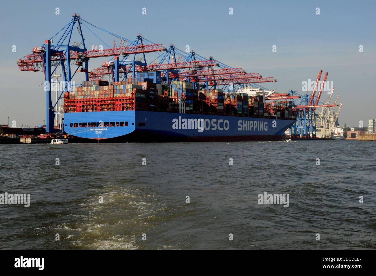 Hamburg /Germany. 06. October 2018..Working loading contain on Cosco ...