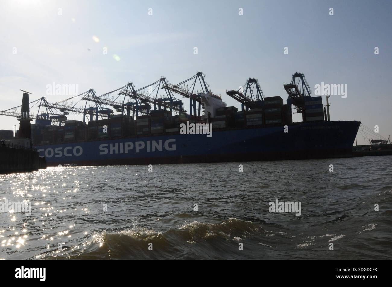 Hamburg /Germany. 06. October 2018..Working loading contain on Cosco ...