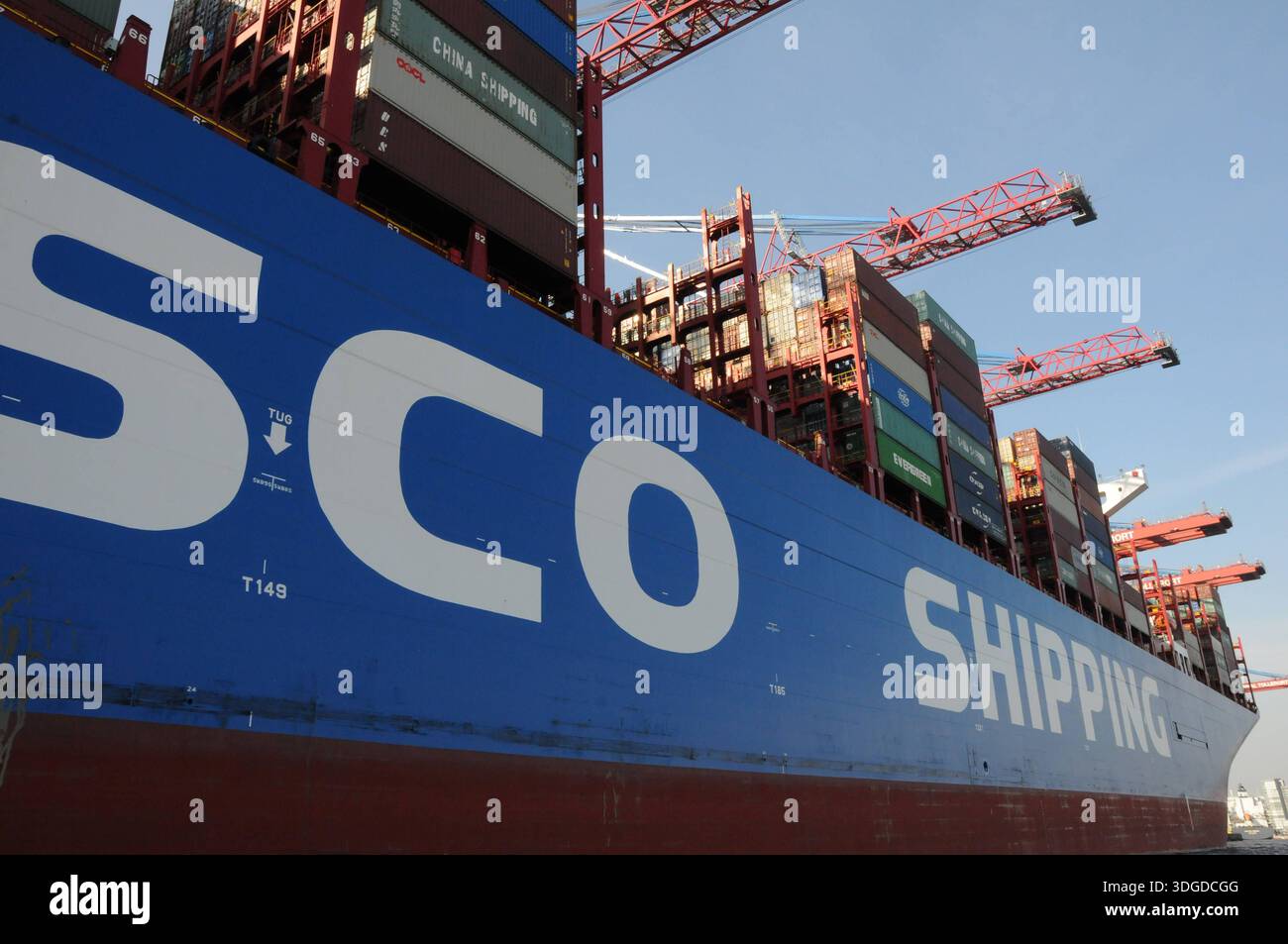 Hamburg /Germany. 06. October 2018..Working loading contain on Cosco ...