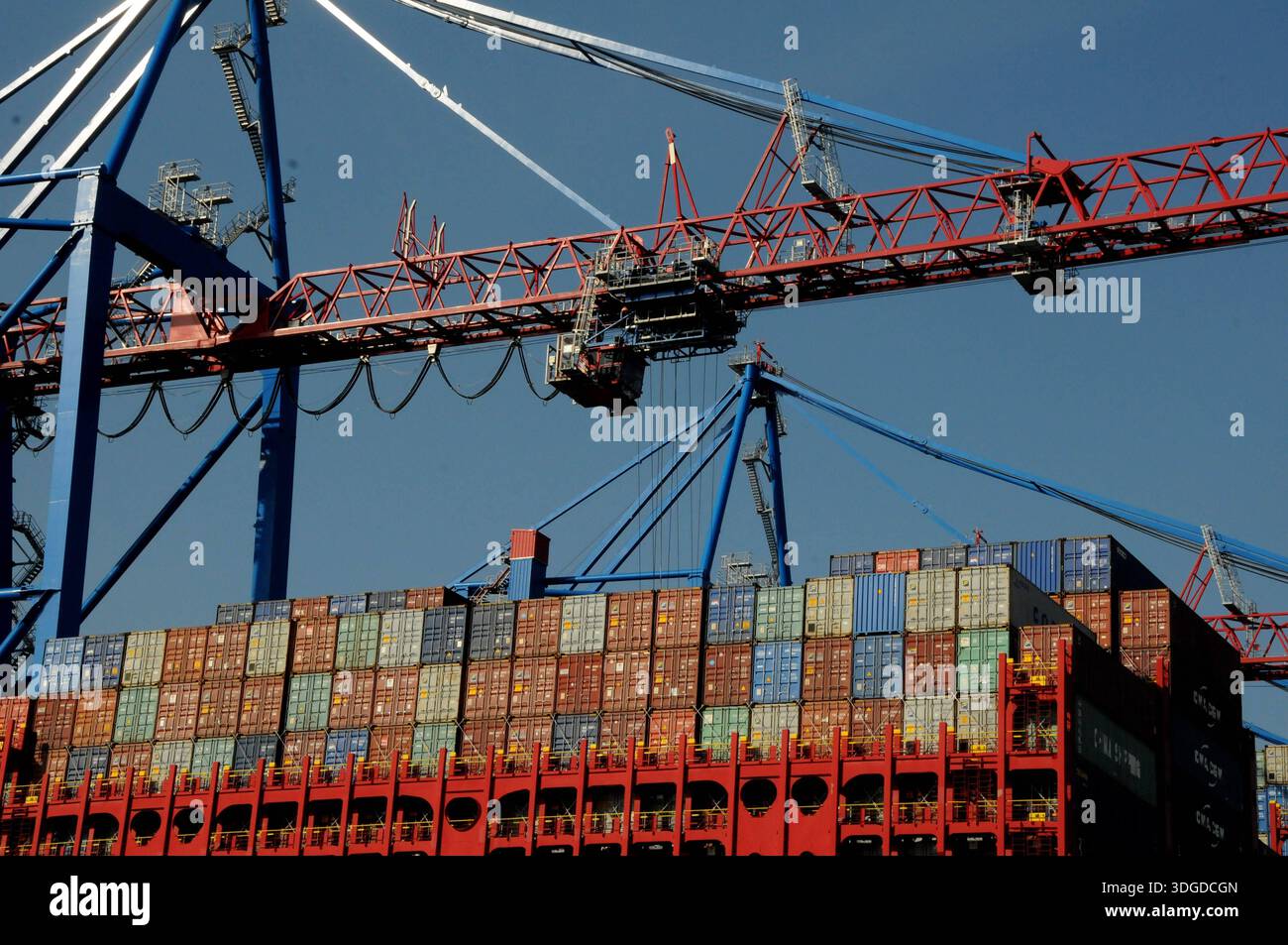 Hamburg /Germany. 06. October 2018..Working loading contain on Cosco ...