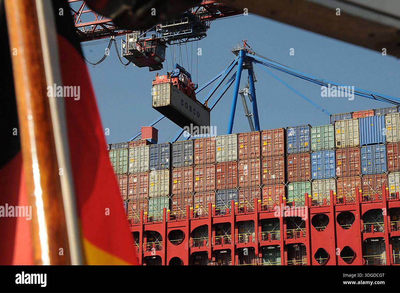 Hamburg /Germany. 06. October 2018..Working loading contain on Cosco ...