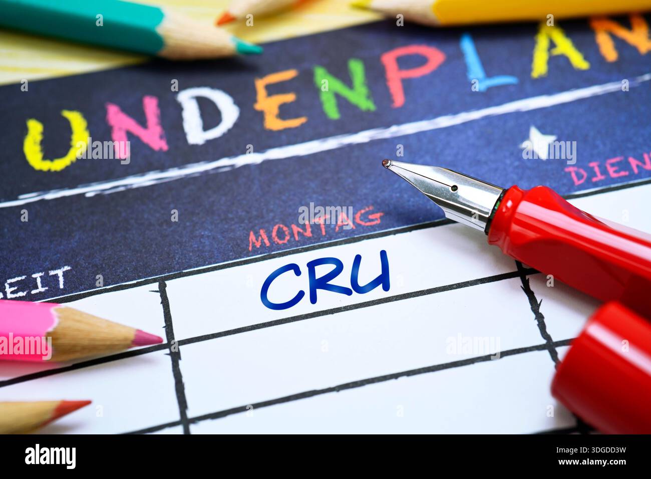 FOTOMONTAGE, Schulfüller und Stundenplan mit der Aufschrift CRU ...