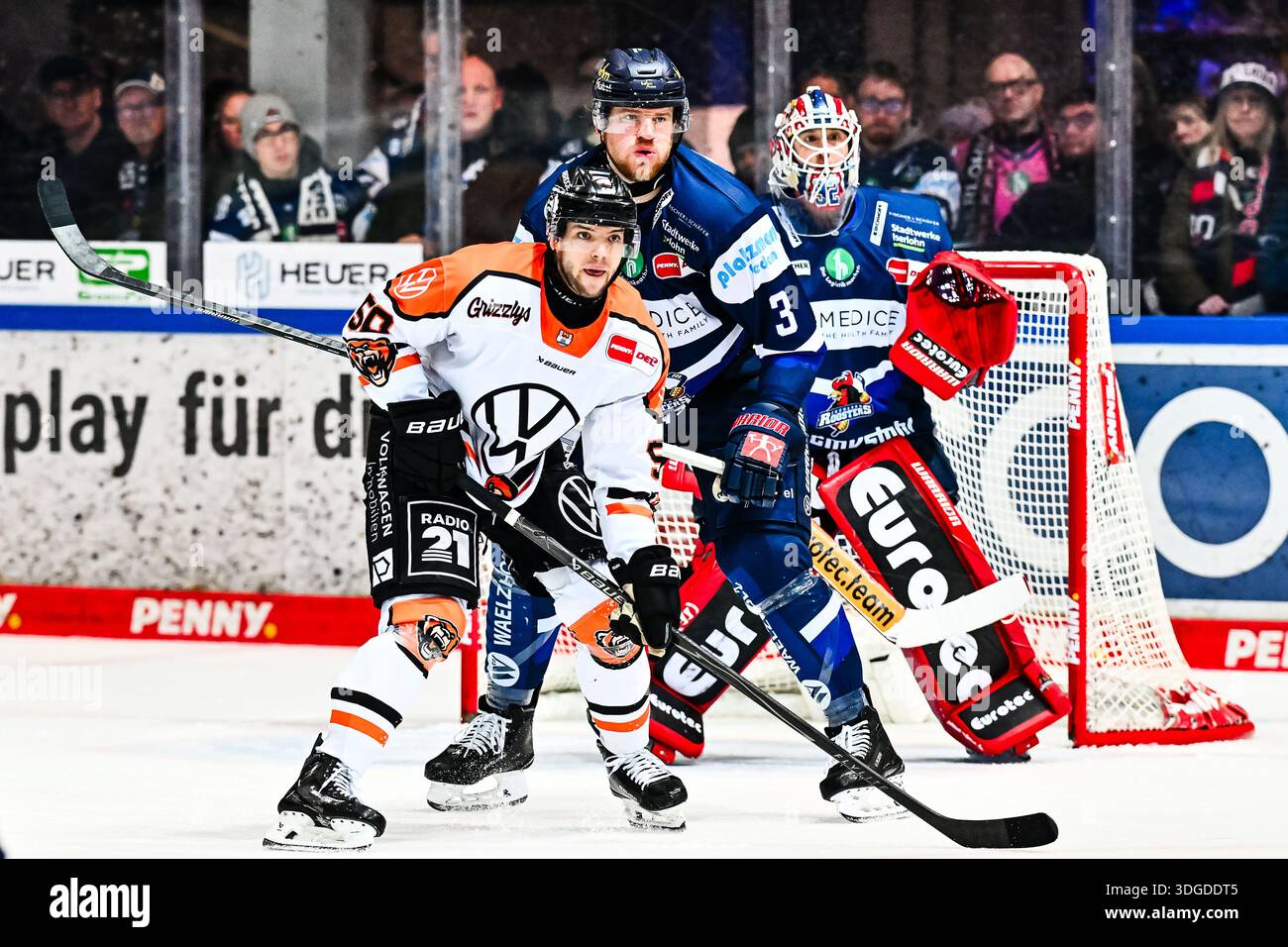 Julius Ramoser (Grizzlys Wolfsburg, #50) Kyle Wood (Iserlohn Roosters ...
