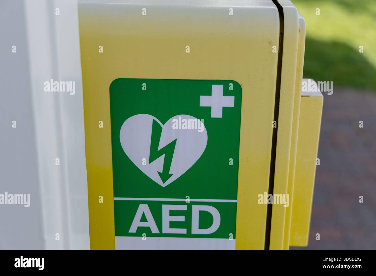 Aed Emergency Defibrillator Sign Cabinet Medical Stock Photo - Alamy
