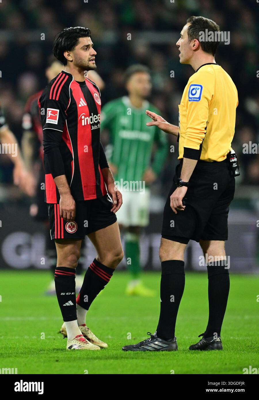 left. Mahmoud Dahoud (Frankfurt), referee Benjamin Brand Bremen ...