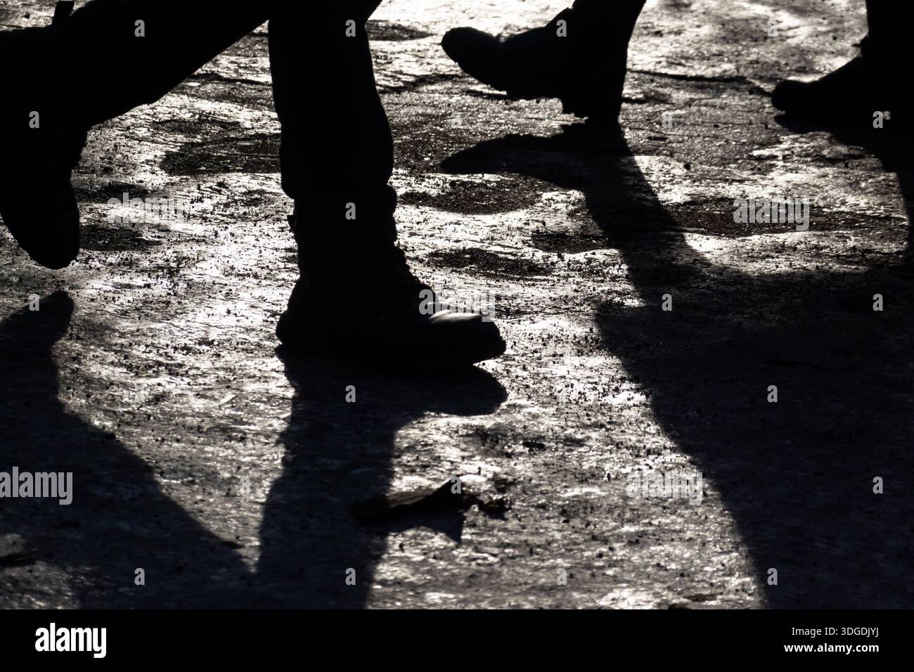 Menschen laufen auf dem Gehweg gedeckt mit Schnee und Eis in Berlin ...