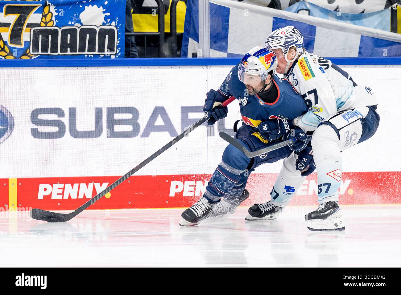 Fight for the puck / Duel between Ryan Murphy (EHC Red Bull Munich, #24 ...