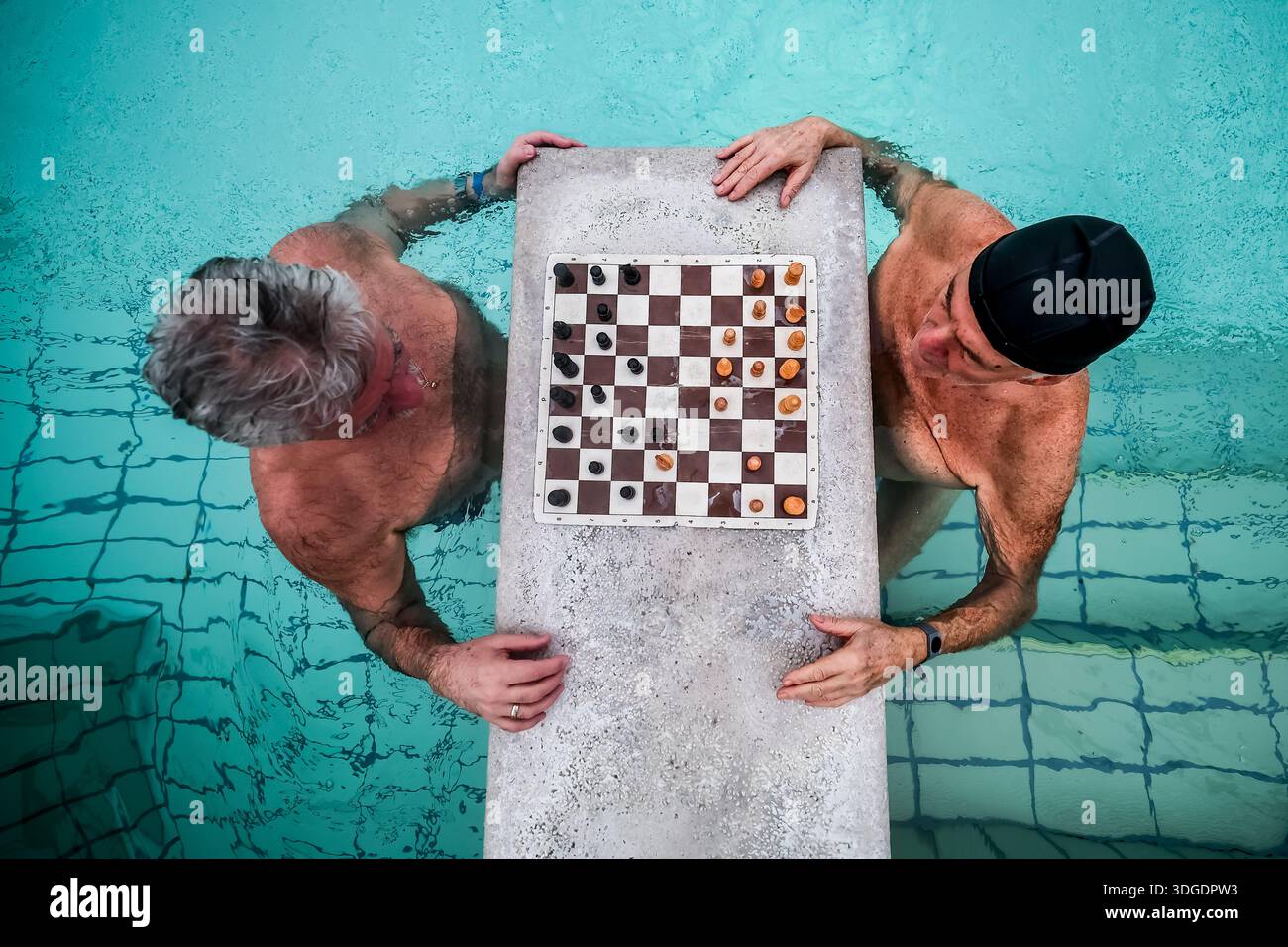 Budapest. 16th Jan, 2026. Visitors enjoy a thermal bath in the open air ...