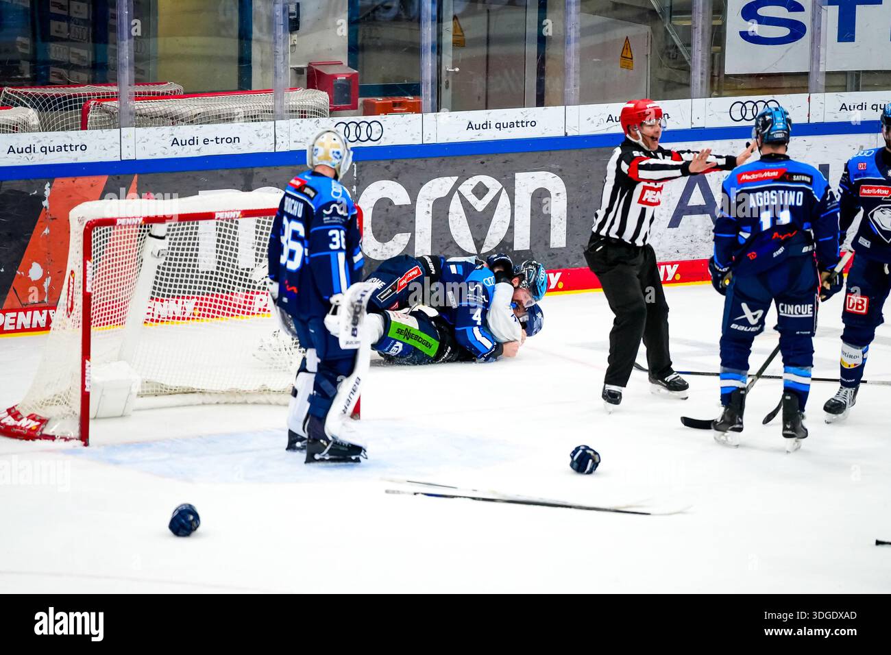 Fight between Justin Scott (Straubing Tigers, 20) and Morgan Ellis (ERC ...