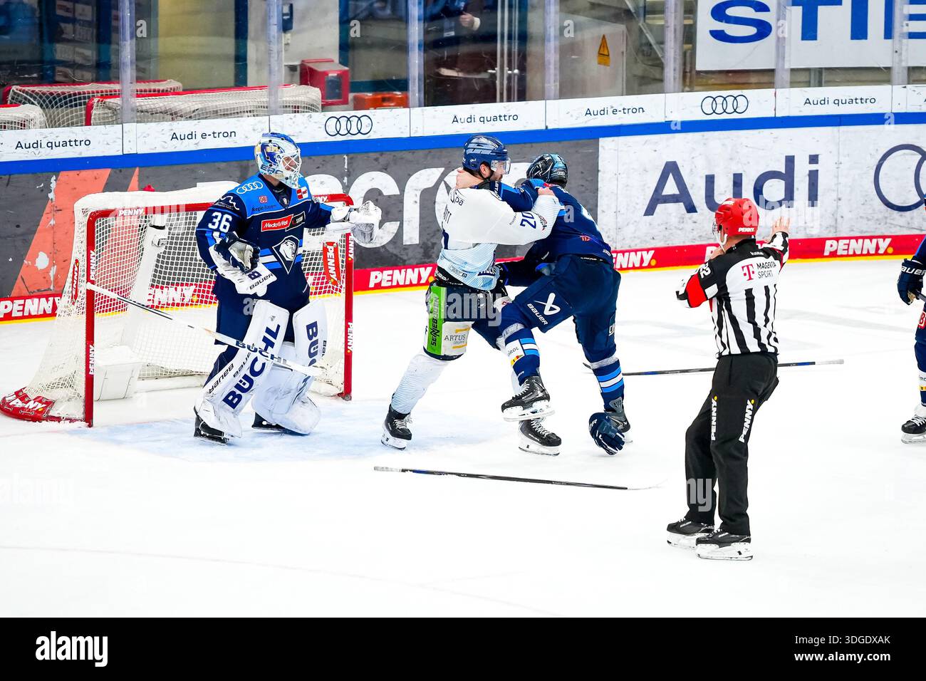 Fight between Justin Scott (Straubing Tigers, 20) and Morgan Ellis (ERC ...