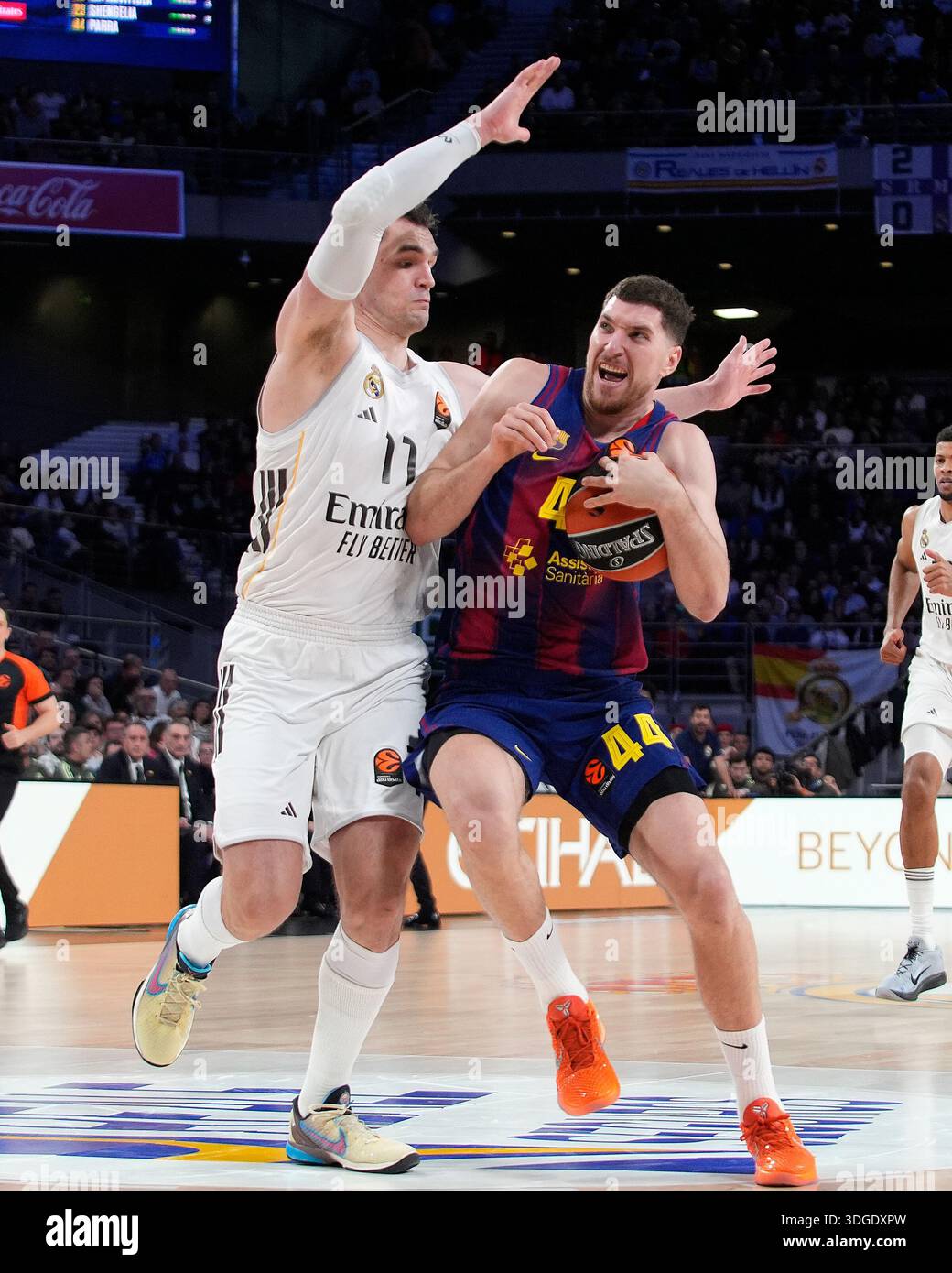 Real Madrid's Mario Hezonja (l) and FC Barcelona's Joel Parra during ...