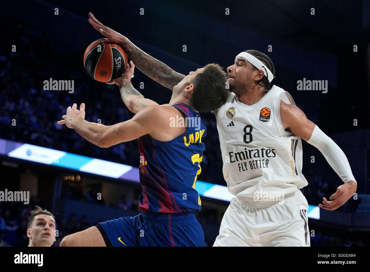 Madrid, Spain. 16th Jan, 2026. Real Madrid's Chuma Okeke (r) and FC ...