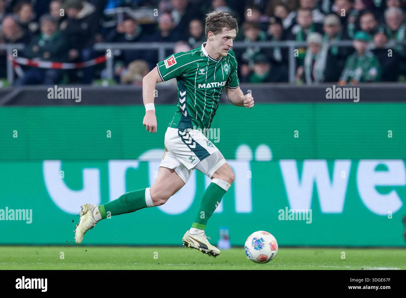 Jens Stage (SV Werder Bremen, 6) on the ball, cutout, single image ...