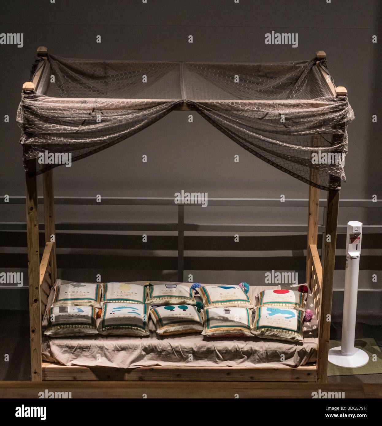 Bed & cushions dream fortune-telling. Tokyo National Museum, Japan ...