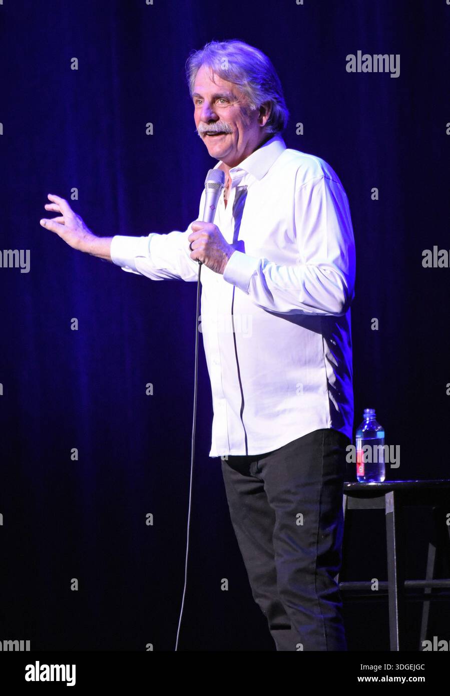 Jeff Foxworthy on stage for Ron White Stand-Up Comedy Performance, Fox ...