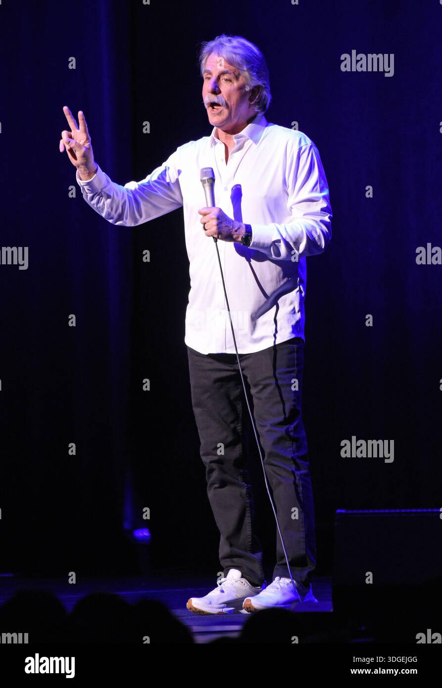 Jeff Foxworthy on stage for Ron White Stand-Up Comedy Performance, Fox ...