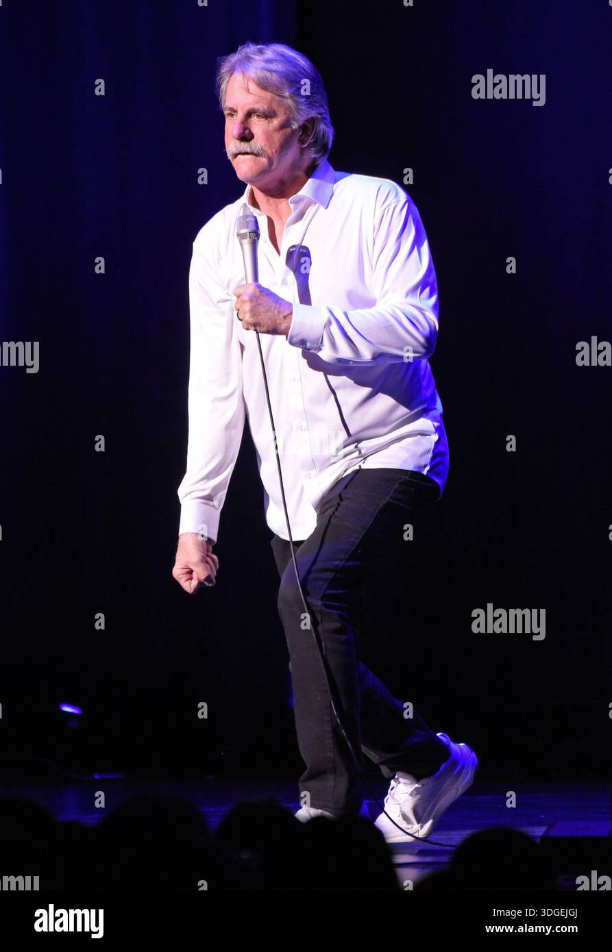 Jeff Foxworthy on stage for Ron White Stand-Up Comedy Performance, Fox ...