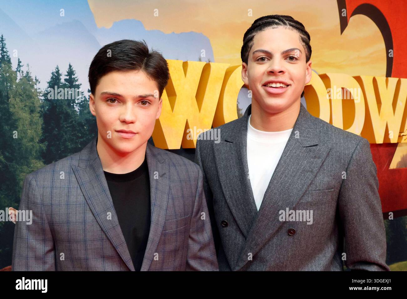 Emile Cherif und Johan von Ehrlich bei der Premiere des Kinofilms ...