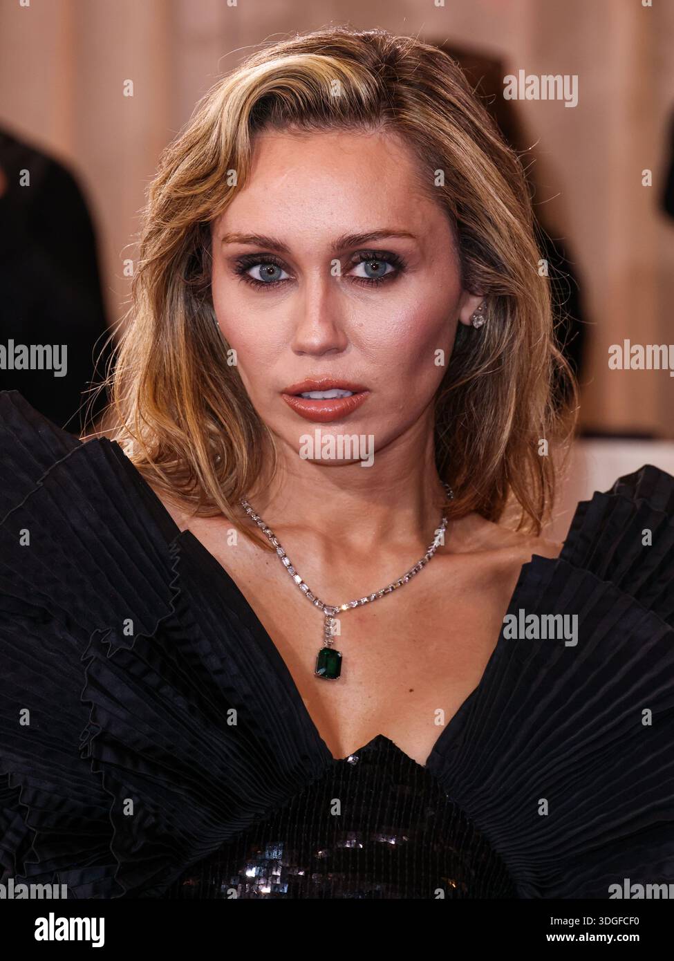 BEVERLY HILLS, LOS ANGELES, CALIFORNIA, USA - JANUARY 11: Miley Cyrus ...