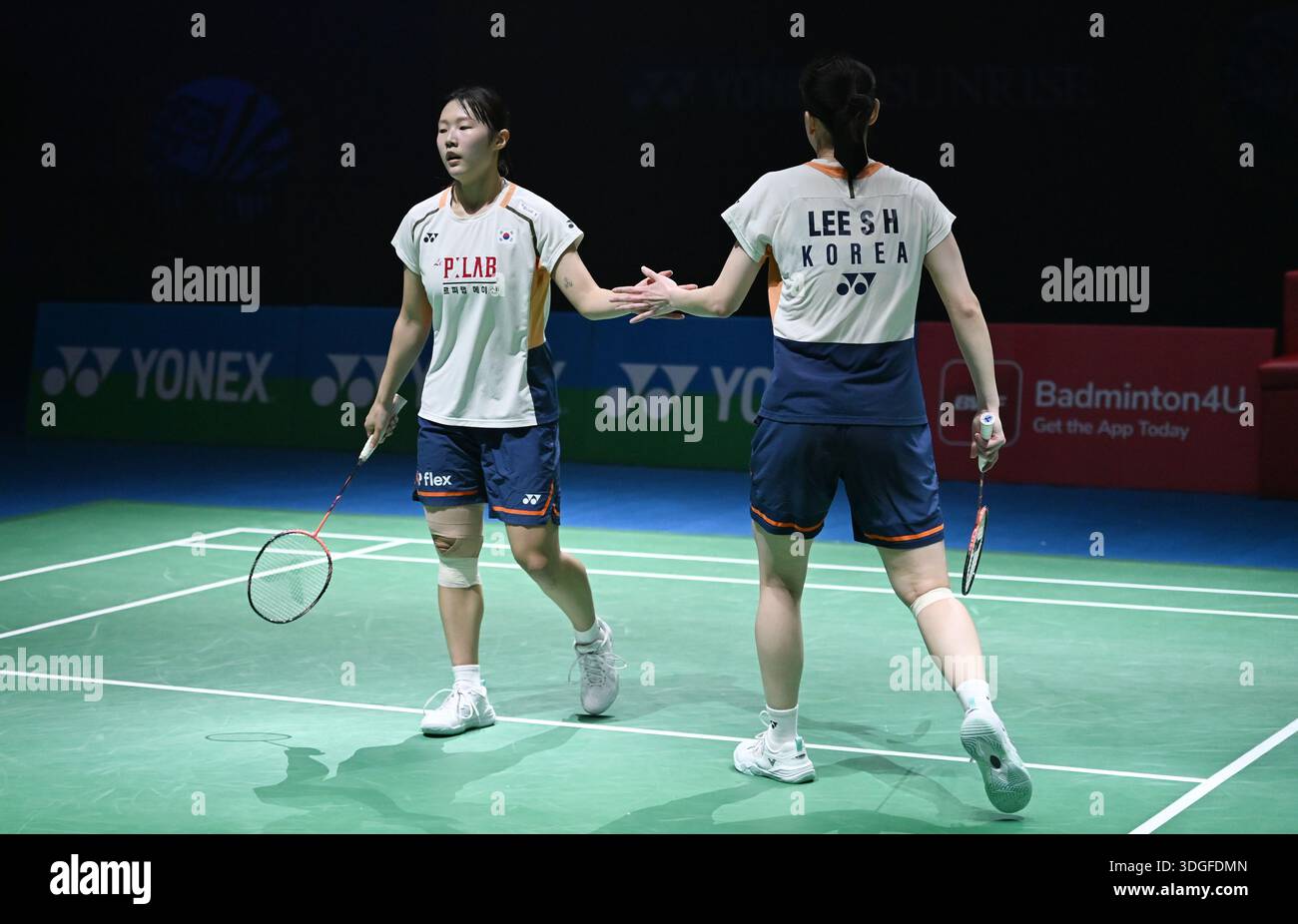 New Delhi. 17th Jan, 2026. South Korea's Baek Ha Na (L)/Lee So Hee ...