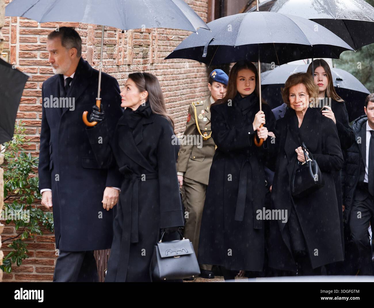 King Felipe and Queen Letizia, Queen Sofia and her granddaughters ...