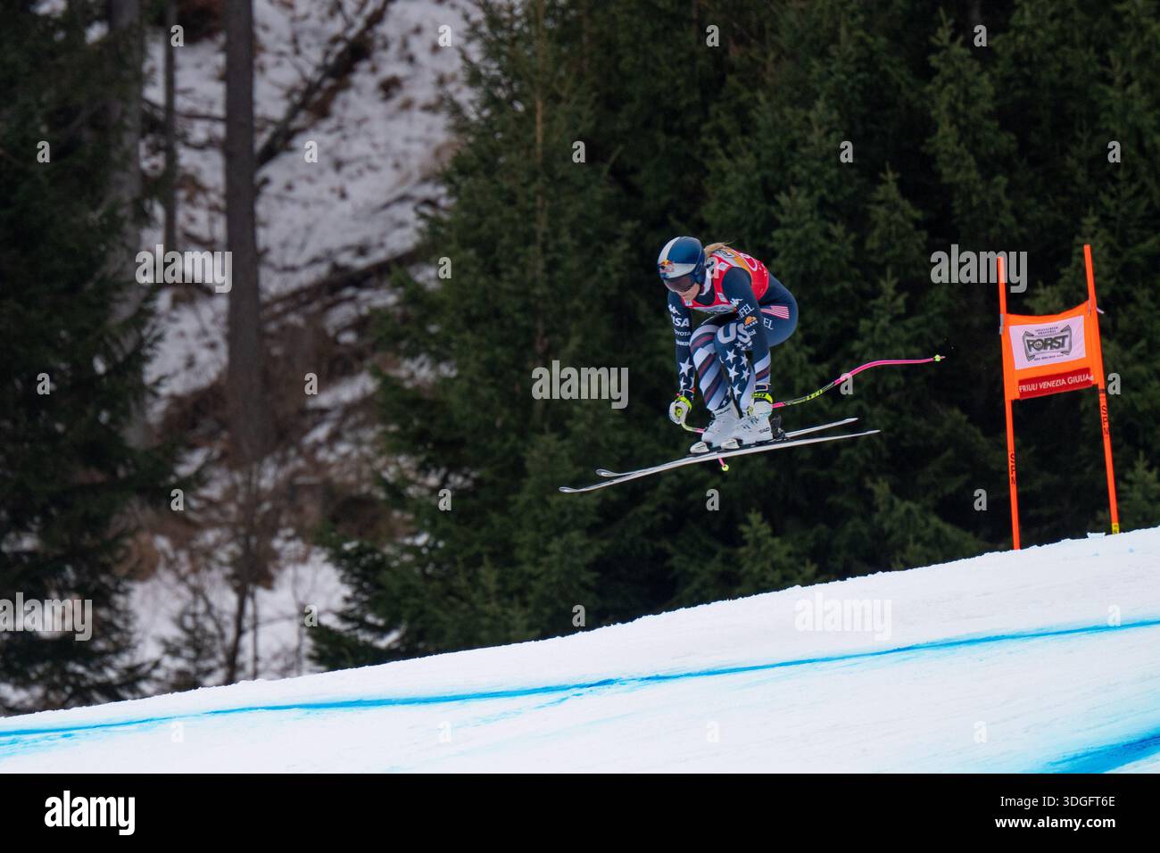 Tarvisio, Italy. 17th Jan, 2026. Lindsay Vonn (USA) jumps on the ...