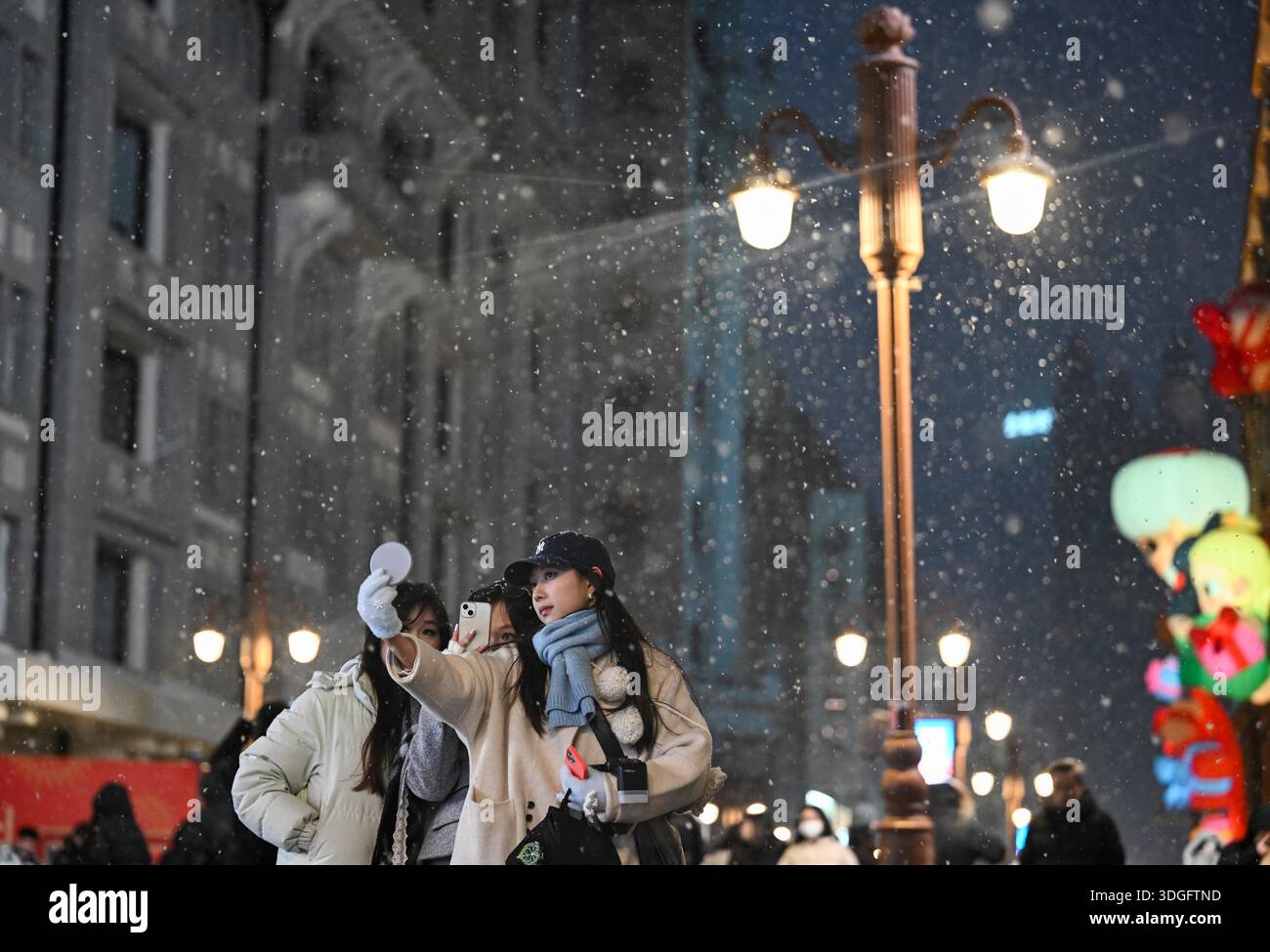 Tianjin, China. 17th Jan, 2026. People take photos amid snowfall on a ...