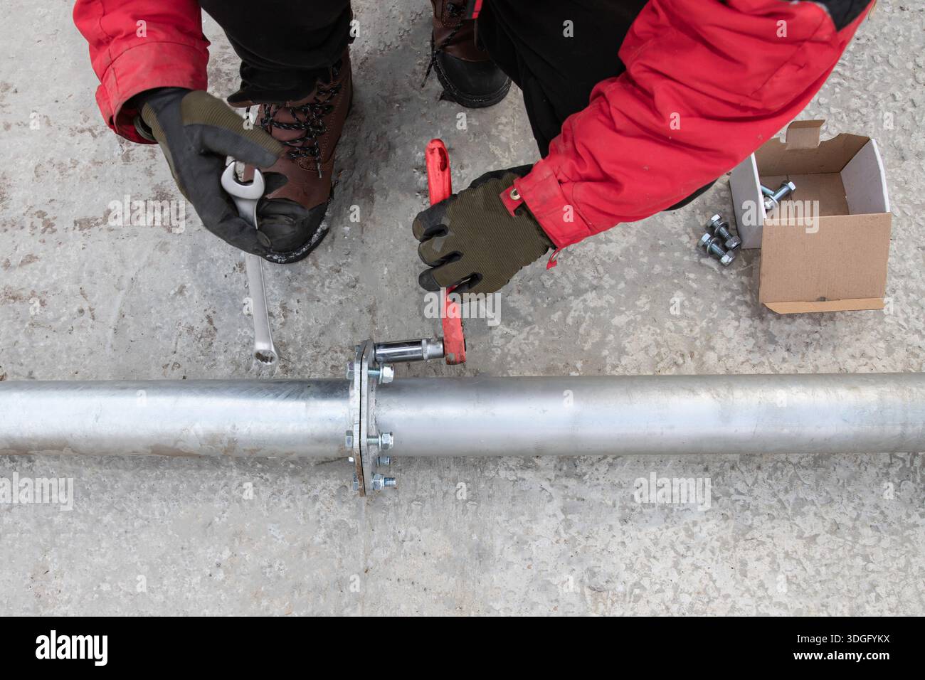 Mechanics hands bolt nut hi-res stock photography and images - Alamy