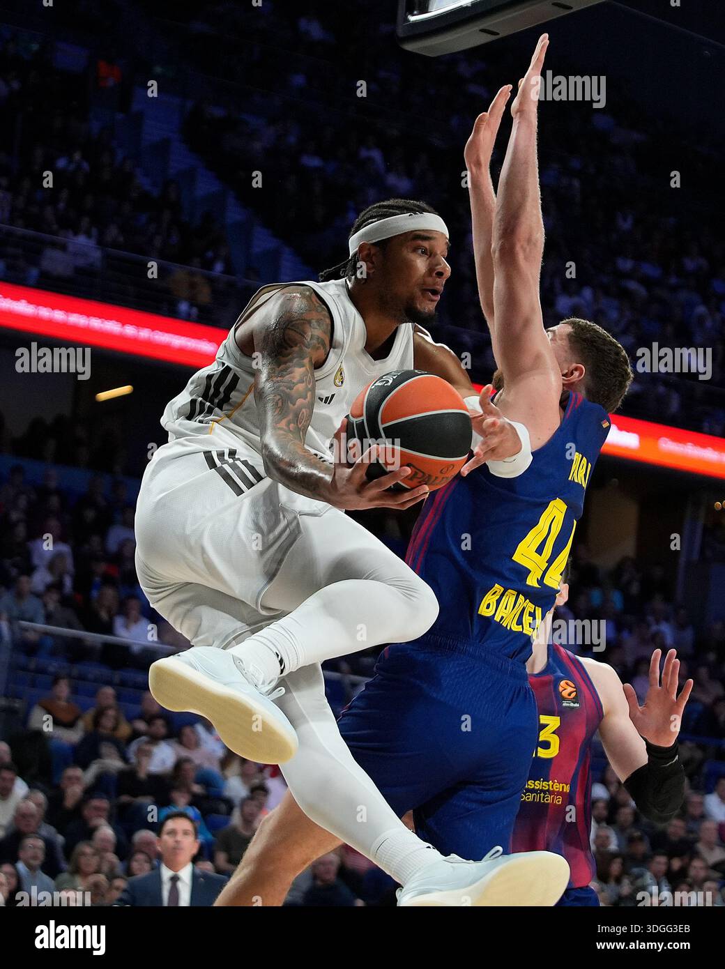 Madrid, Spain. 16th Jan, 2026. Real Madrid's Chuma Okeke (l) and FC ...
