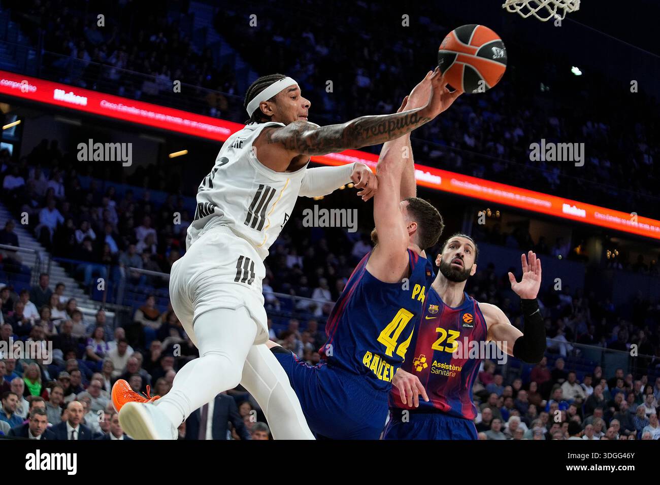 Madrid, Spain. 16th Jan, 2026. Real Madrid's Chuma Okeke (l) and FC ...