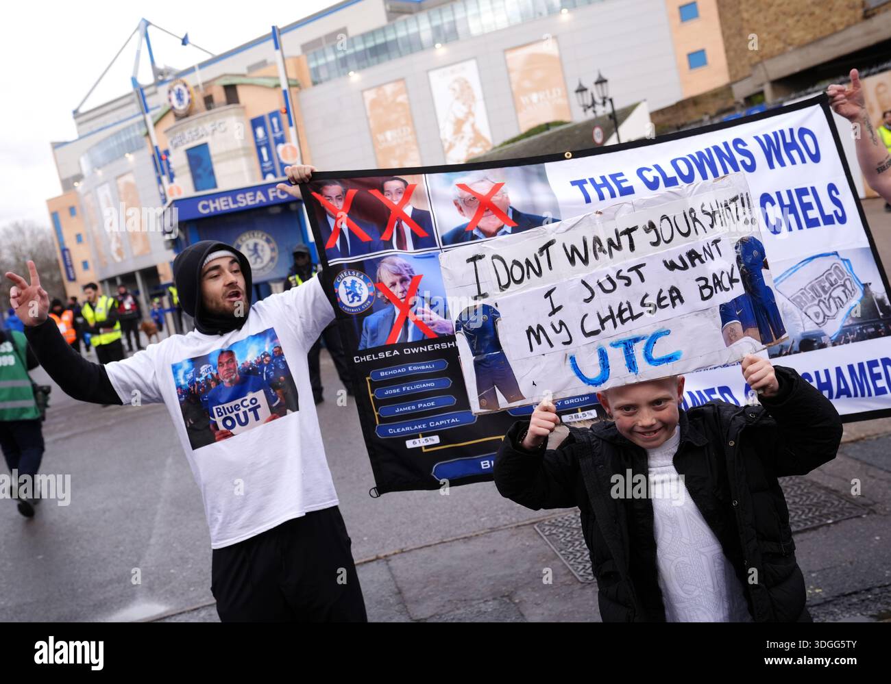 Chelsea fans protesting the Chelsea sporting directorship ahead of the ...