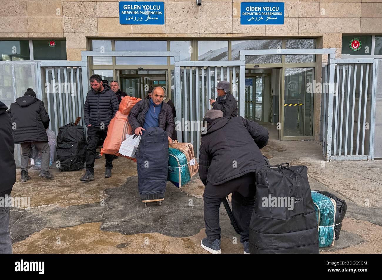 Iranians cross Kapikoy border post between Turkey and Iran, in Kapikoy ...
