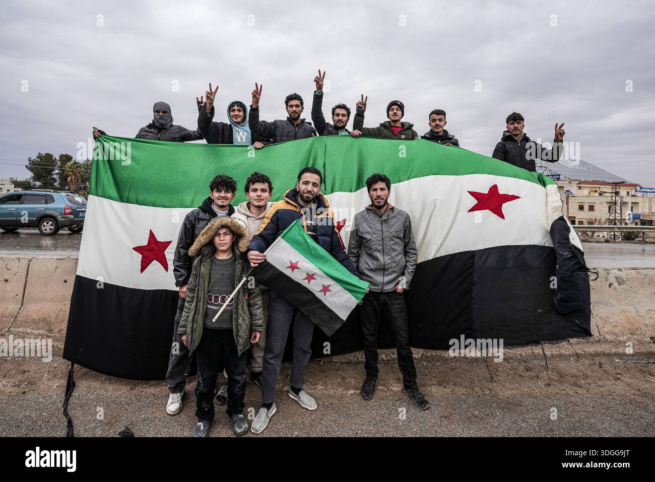 Deir Hafer, Syria. 17th Jan, 2026. Syrian civilians return to their ...