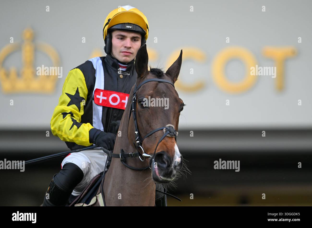 Ascot, UK. 17 January, 2026. Ben Jones rides the Ben Clarke trained Ooh ...