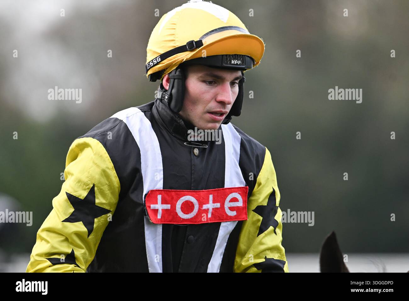 Ascot, UK. 17 January, 2026. Ben Jones rides the Ben Clarke trained Ooh ...