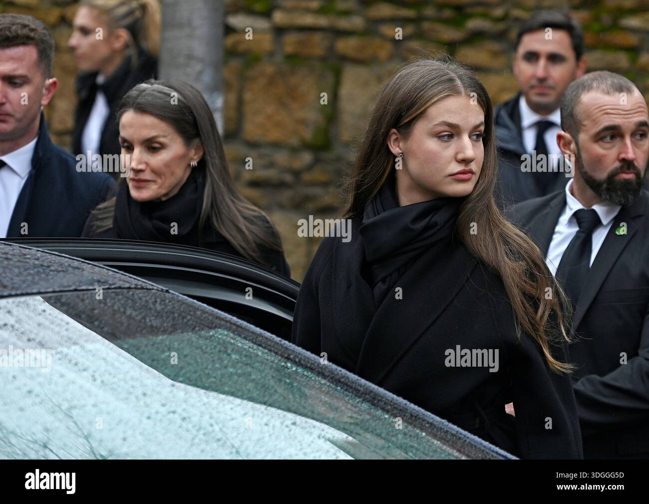 Queen Letizia and her daughter, Princess Leonor, leave the Greek ...