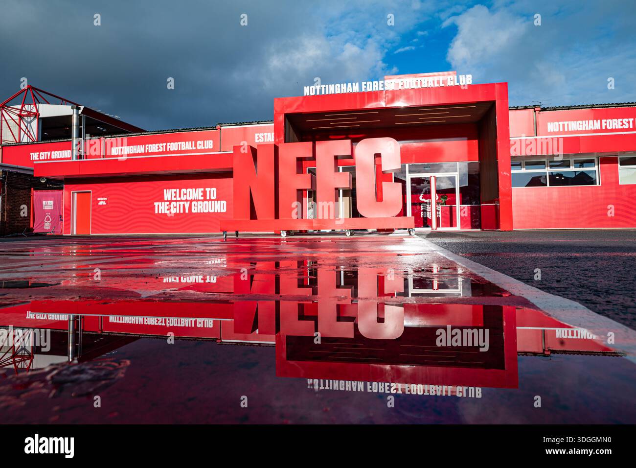 The City Ground, Nottingham, UK. 17th Jan, 2026. Premier League ...