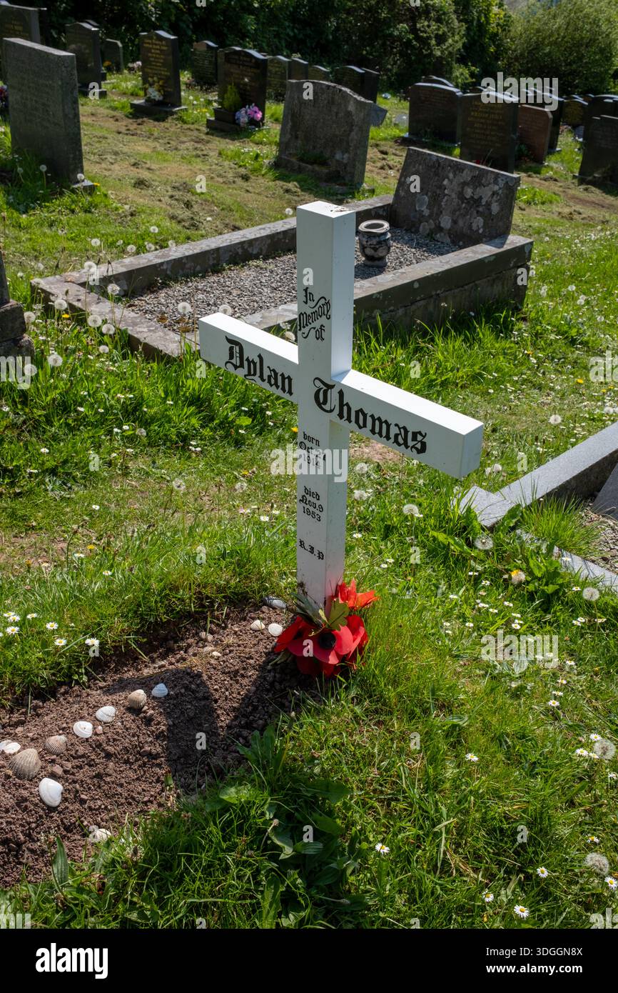 A wooden white cross marks the grave of Dylan Thomas in Laugharne ...