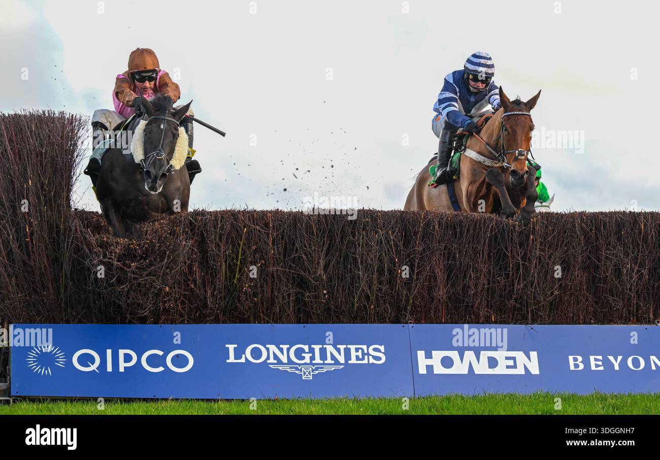 Ascot, UK. 17 January, 2026. Vincenzo (right) ridden by Dylan Johnstone ...