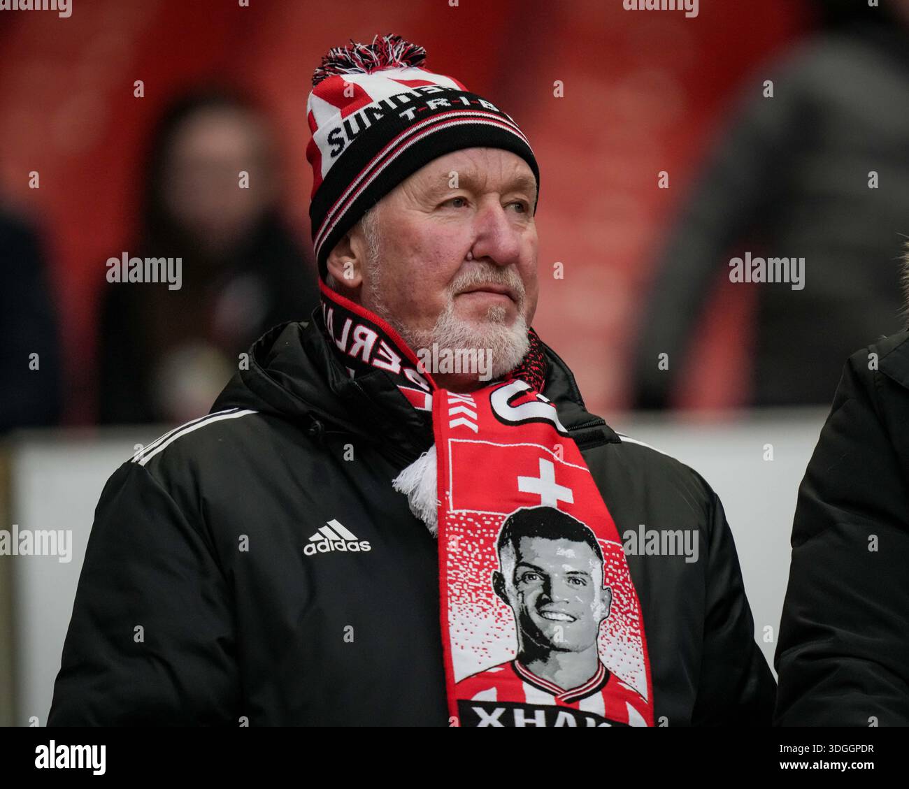 A Sunderland wearing the scarf with Granit Xhaka of Sunderland during ...