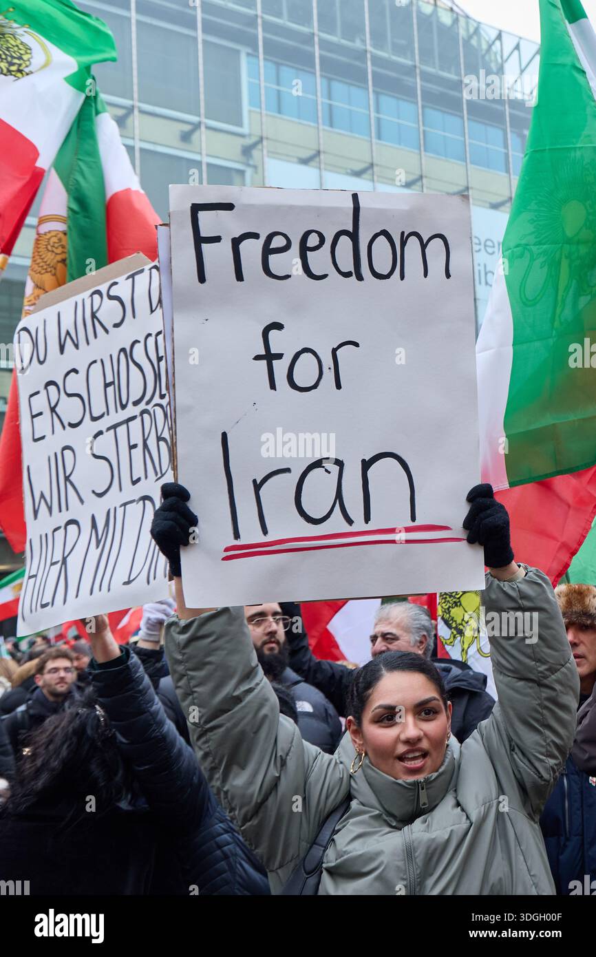 Hamburg, Germany. 17th Jan, 2026. A participant in the No to the ...