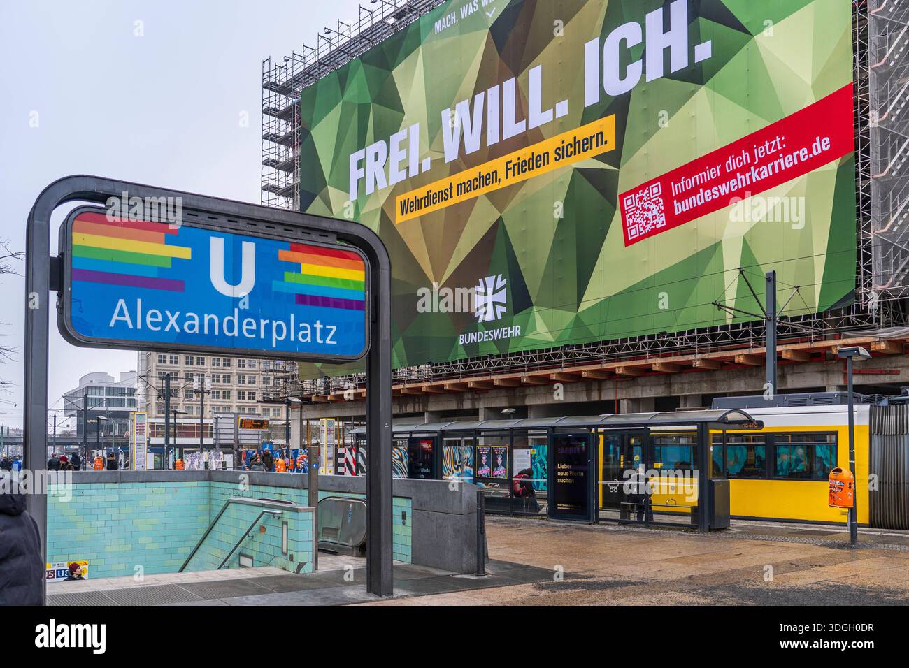 Ein riesiges Werbeplakat an einem Baugerüst auf dem Alexanderplatz in ...