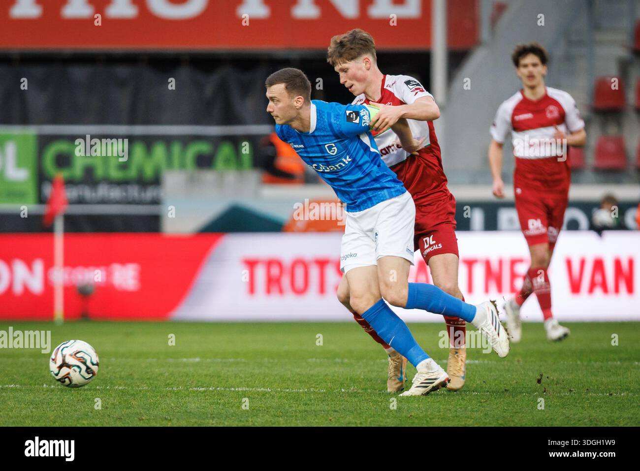 Waregem, Belgium. 17th Jan, 2026. Genk's Bryan Heynen and Essevee's ...