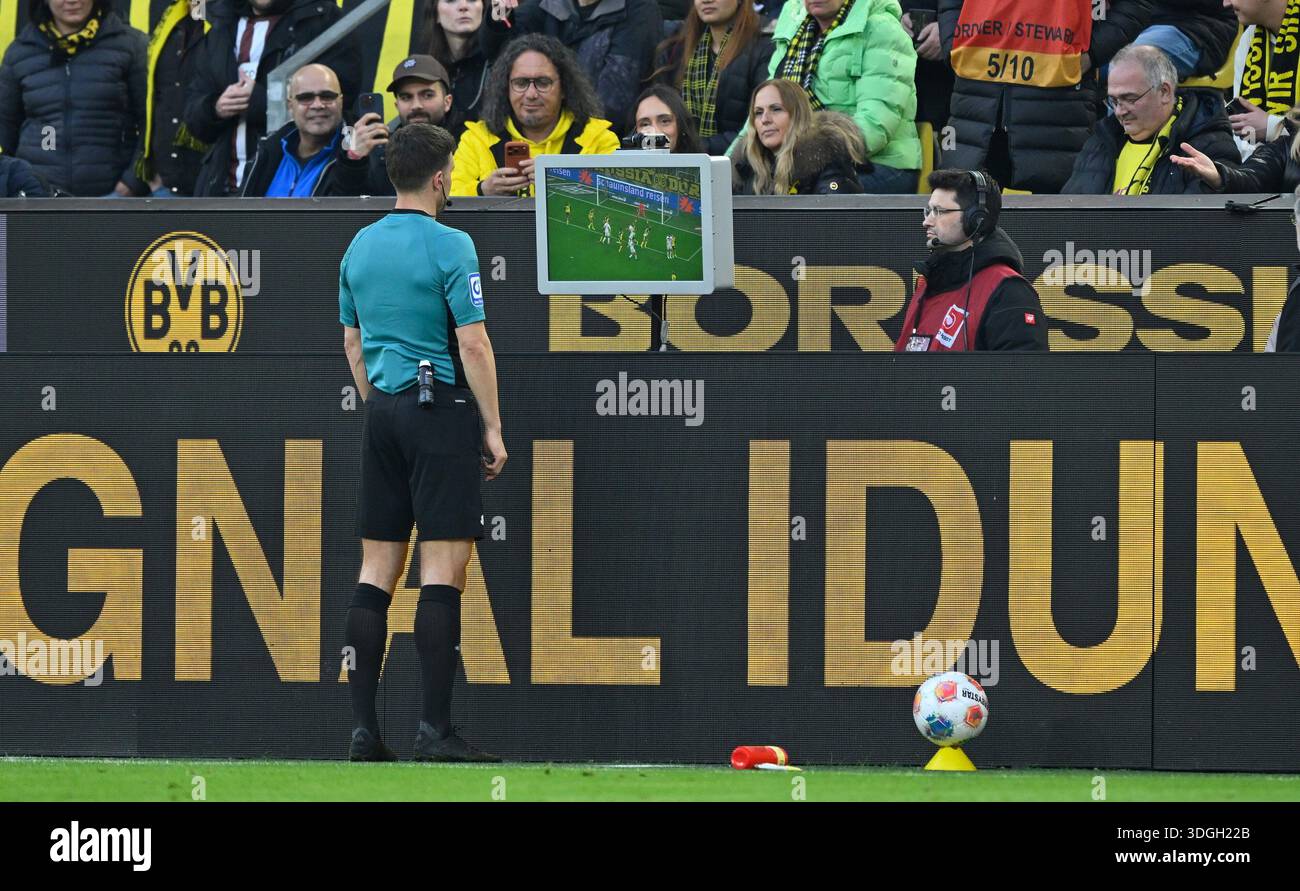 Referee Harm Omsers reviews handball Dortmund, January 17, 2026 ...