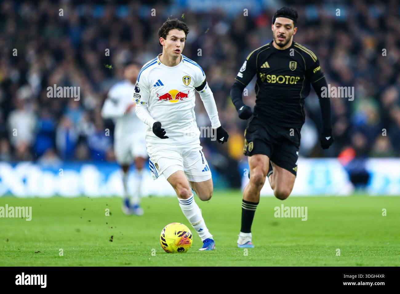 Brenden Aaronson of Leeds United dribbles ball forward during the ...