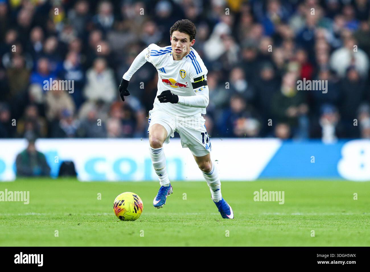 Brenden Aaronson of Leeds United dribbles ball forward during the ...