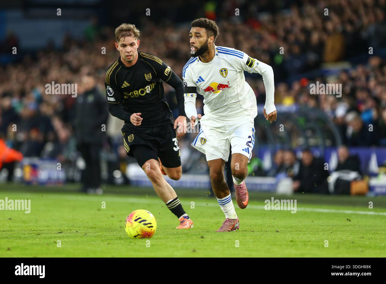 Emile Smith Rowe of Fulham (L) and Jayden Bogle of Leeds United (R) in ...