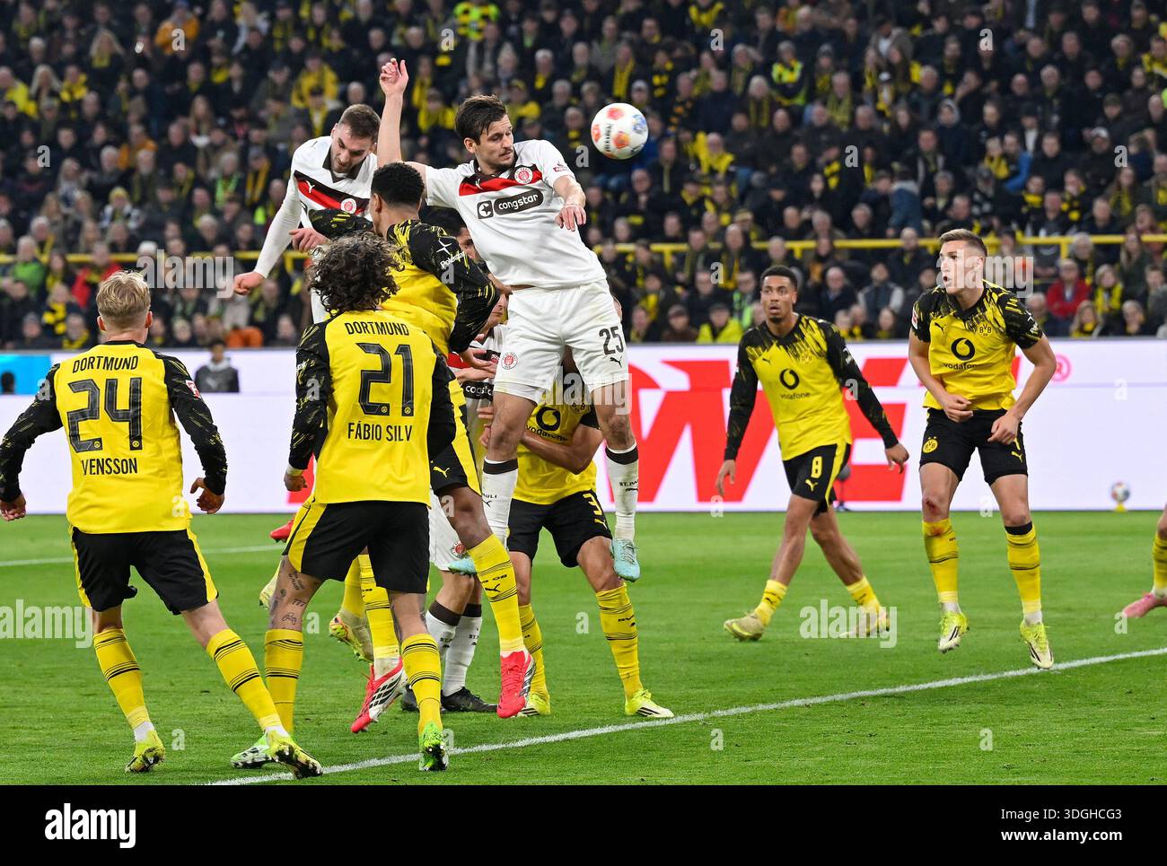 2:1 Goal, scored by James Sands (St. Pauli), Adam Dzwigala, Nico ...