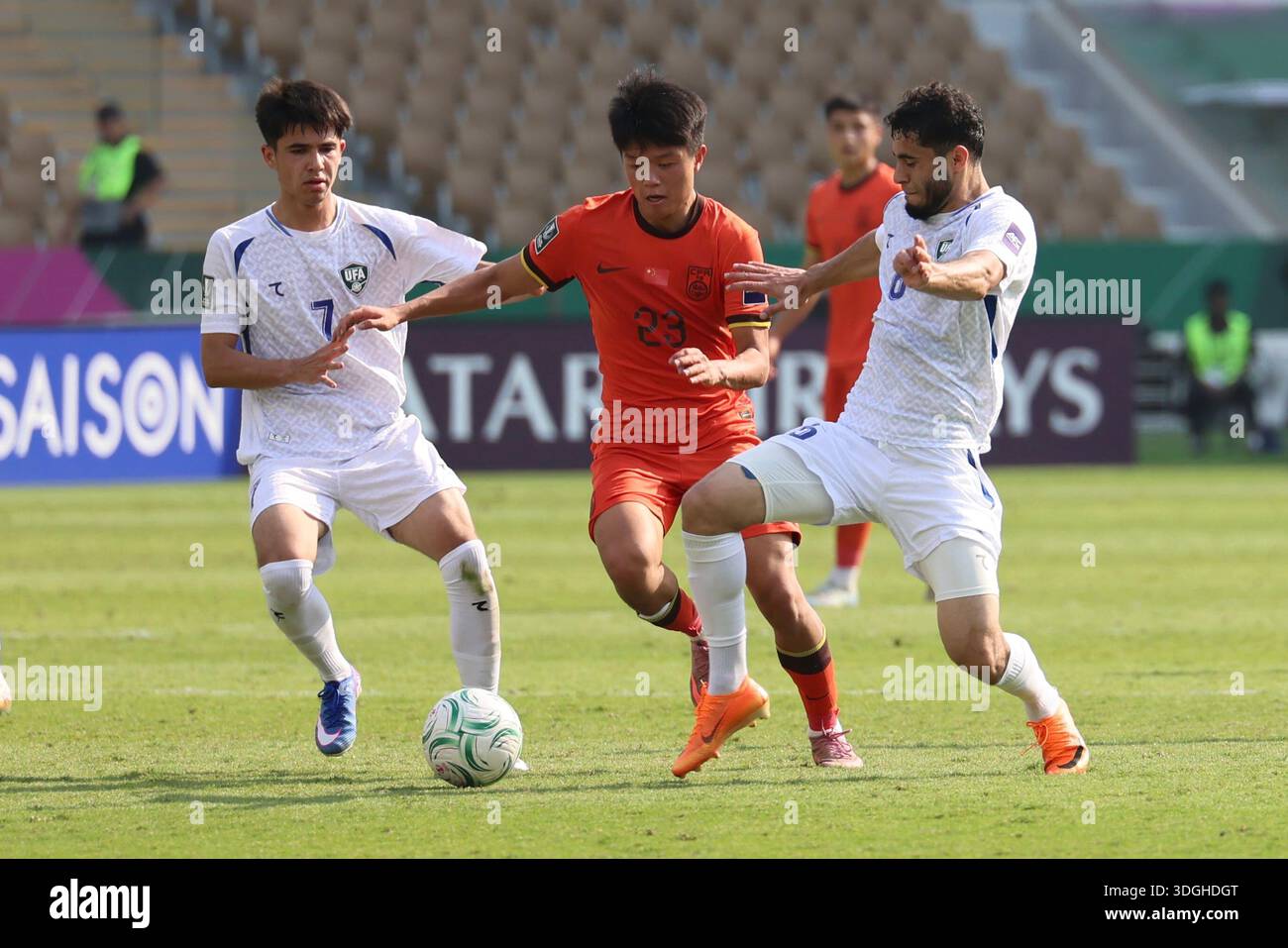 Jeddah, Saudi Arabia. 17th Jan, 2026. Yang Xi (C) of China competes ...