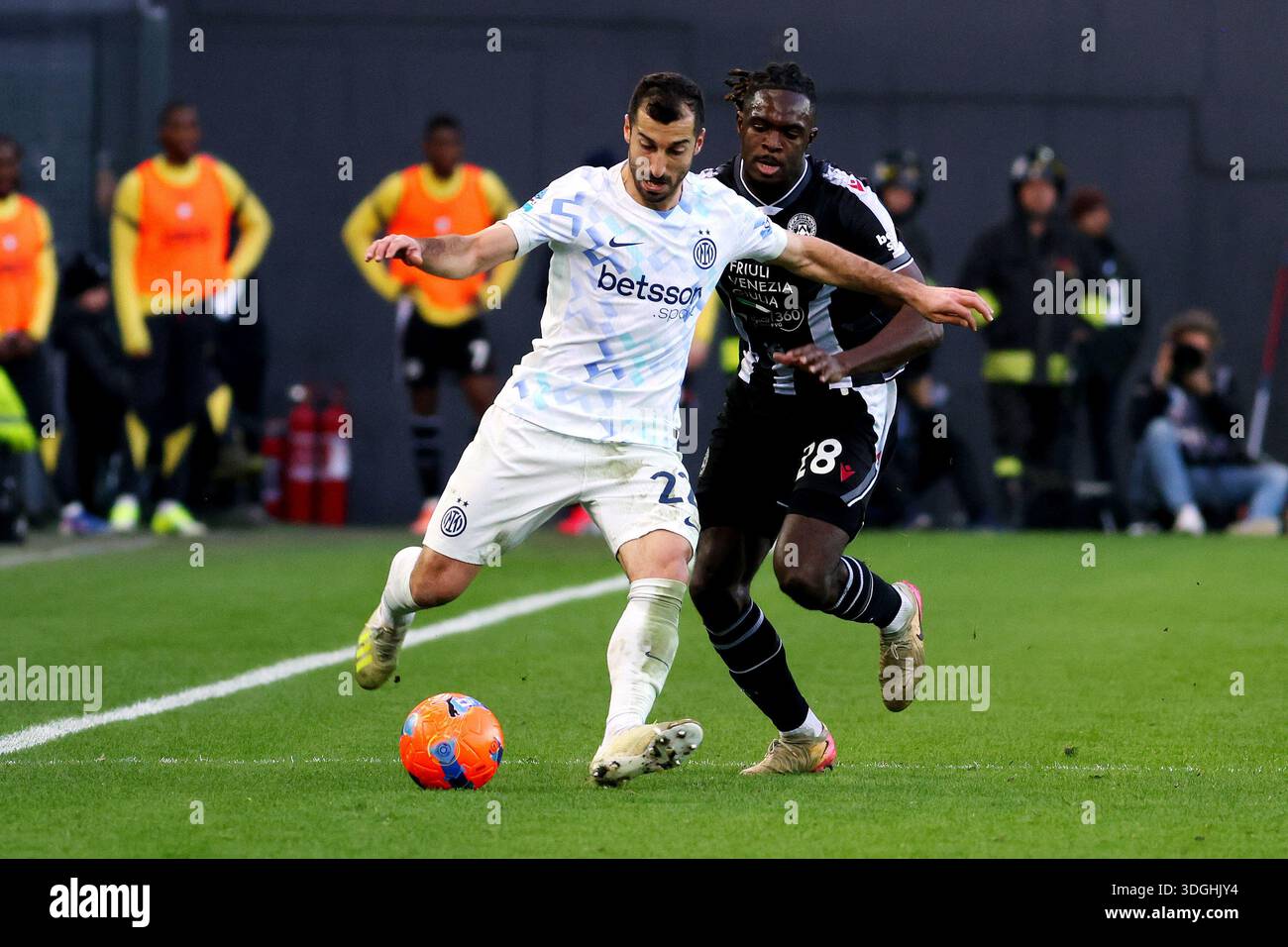 Inter Milan's Henrikh Mkhitaryan, left, fights for the ball with ...